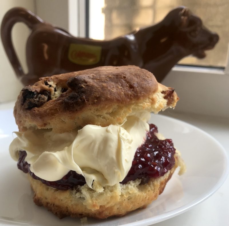 Recipe : Classic scones with jam and clotted cream • Foodie Explorers